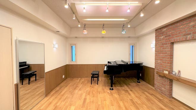 横浜駅から京急2分の駅前! グランドピアノ付ミニ音楽ホール・音楽スタジオ(会議利用可)の写真1