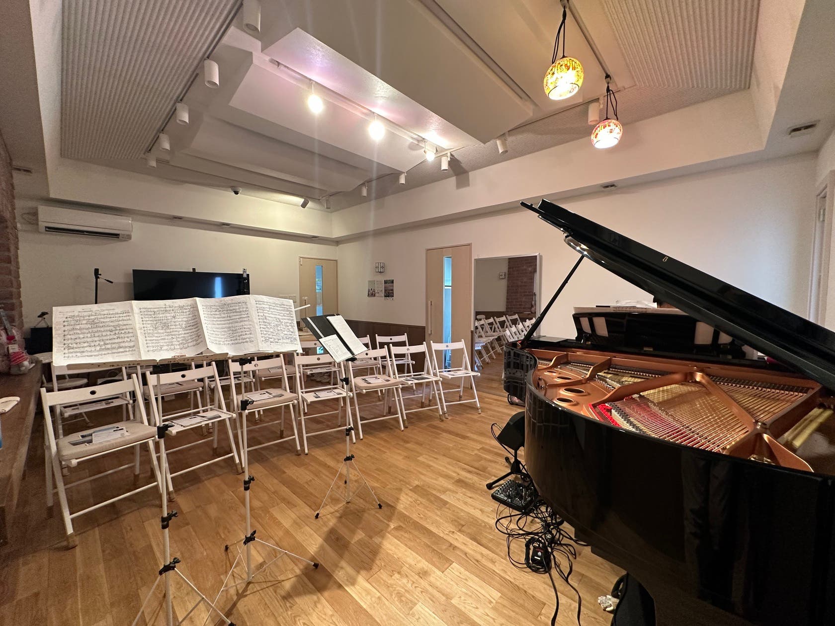 横浜駅から京急２分の駅前！　グランドピアノ付ミニ音楽ホール・音楽スタジオ（会議利用可）の写真5