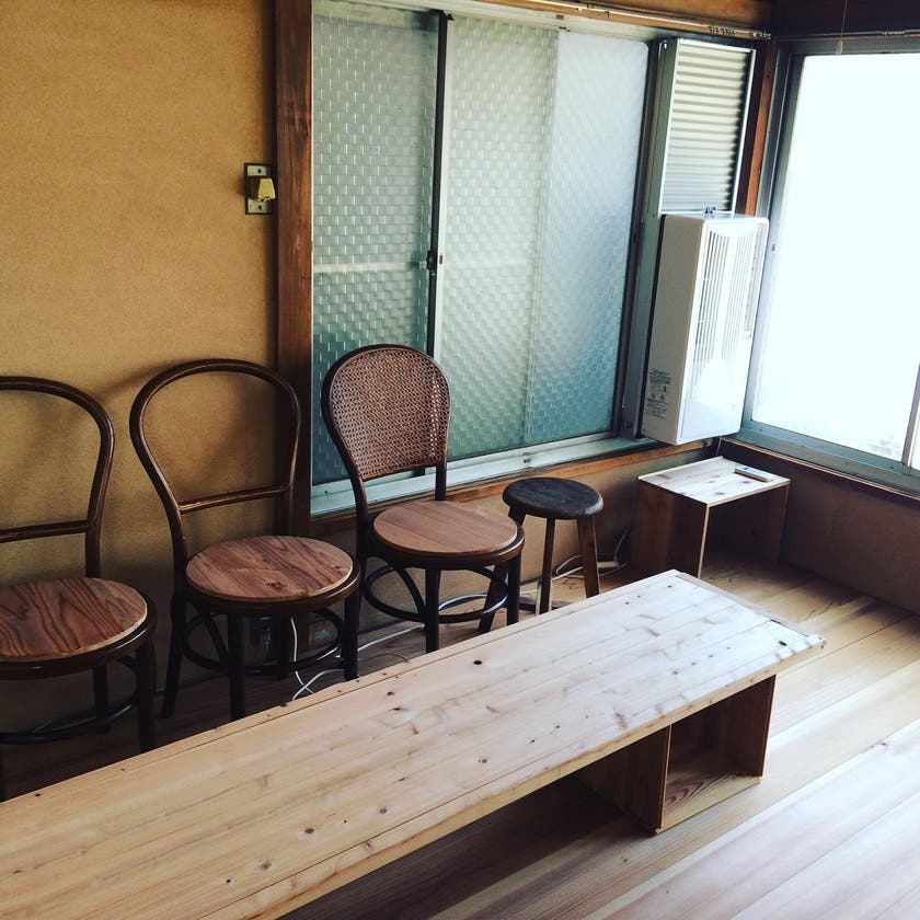 6畳・西荻窪　レンタルスペース　三つ枝商店2F　ゆっくりどう　／　西荻窪　レンタルスペース　無垢フローリング（杉）の写真1