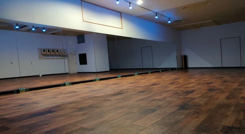 ダンス ヨガなどレッスンの開催や個人練習にも最適なスペースです。