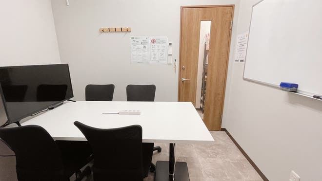 【原宿駅竹下口徒歩1分!】4名会議室(RoomA)の写真1