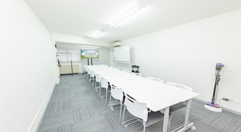 【新宿駅5分】16席、光回線高速WiFi、モニター・ホワイトボード完備☆1日1回スタッフ完全清掃の会議室