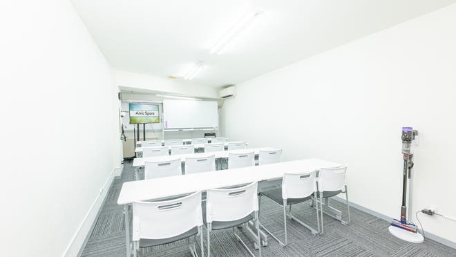 【新宿駅5分】16席、光回線高速WiFi、モニター・ホワイトボード完備☆1日1回スタッフ完全清掃の会議室の写真2