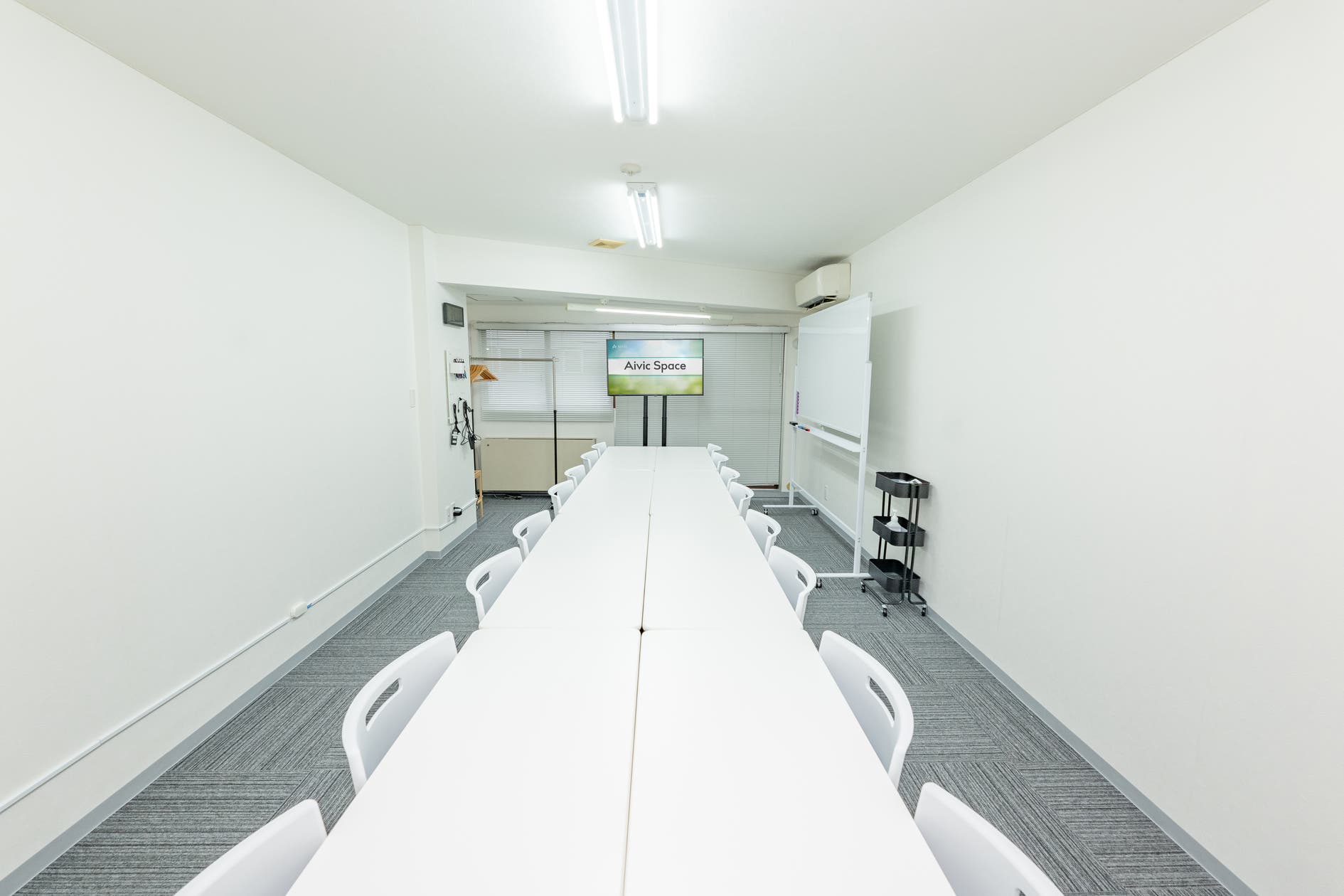 【新宿駅5分】16席、光回線高速WiFi、モニター・ホワイトボード完備☆1日1回スタッフ完全清掃の会議室の写真3