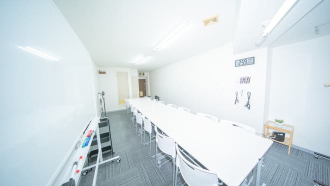 【新宿駅5分】16席、光回線高速WiFi、モニター・ホワイトボード完備☆1日1回スタッフ完全清掃の会議室の写真4