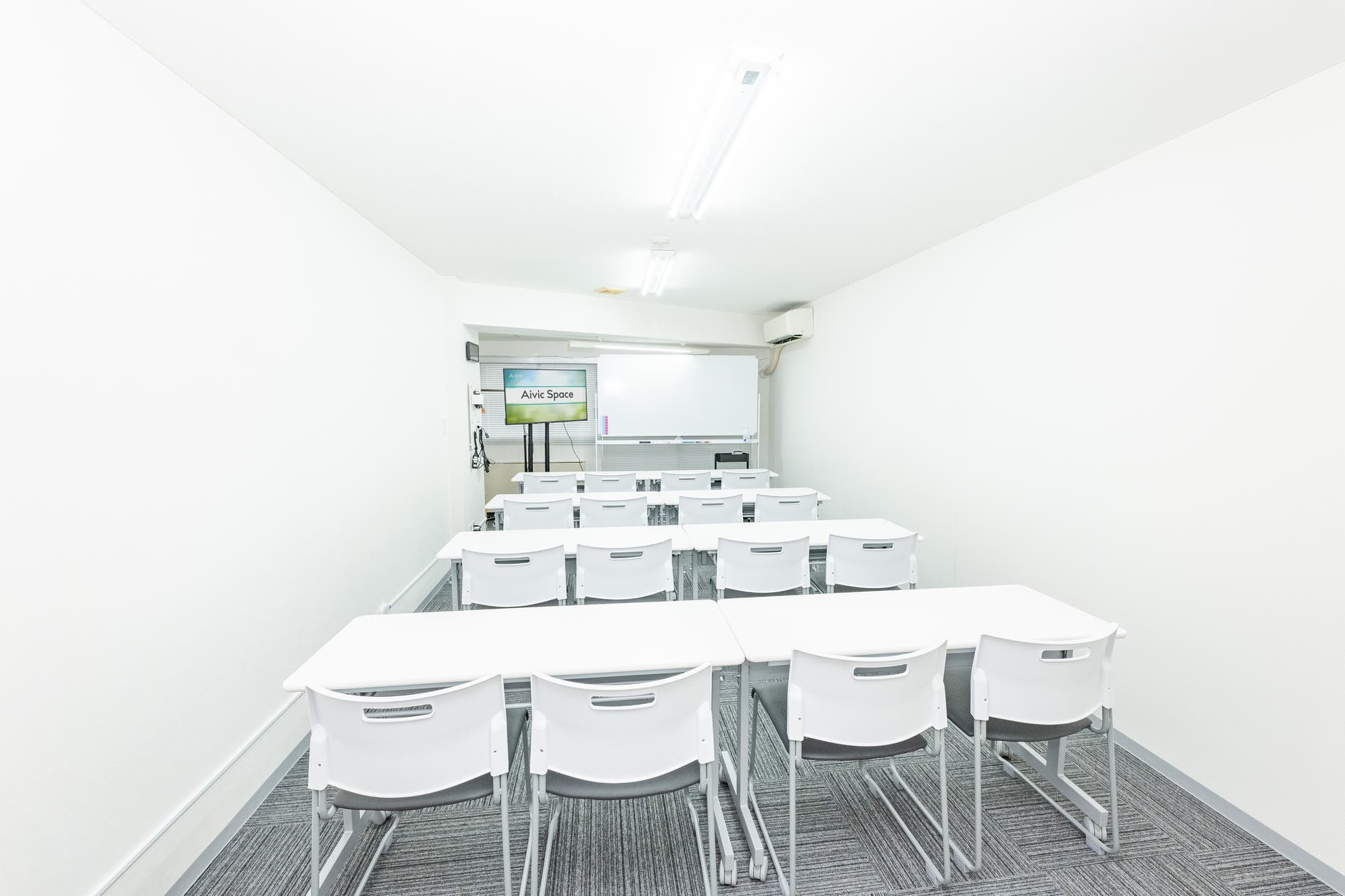 【新宿駅5分】16席、光回線高速WiFi、モニター・ホワイトボード完備☆1日1回スタッフ完全清掃の会議室の写真5