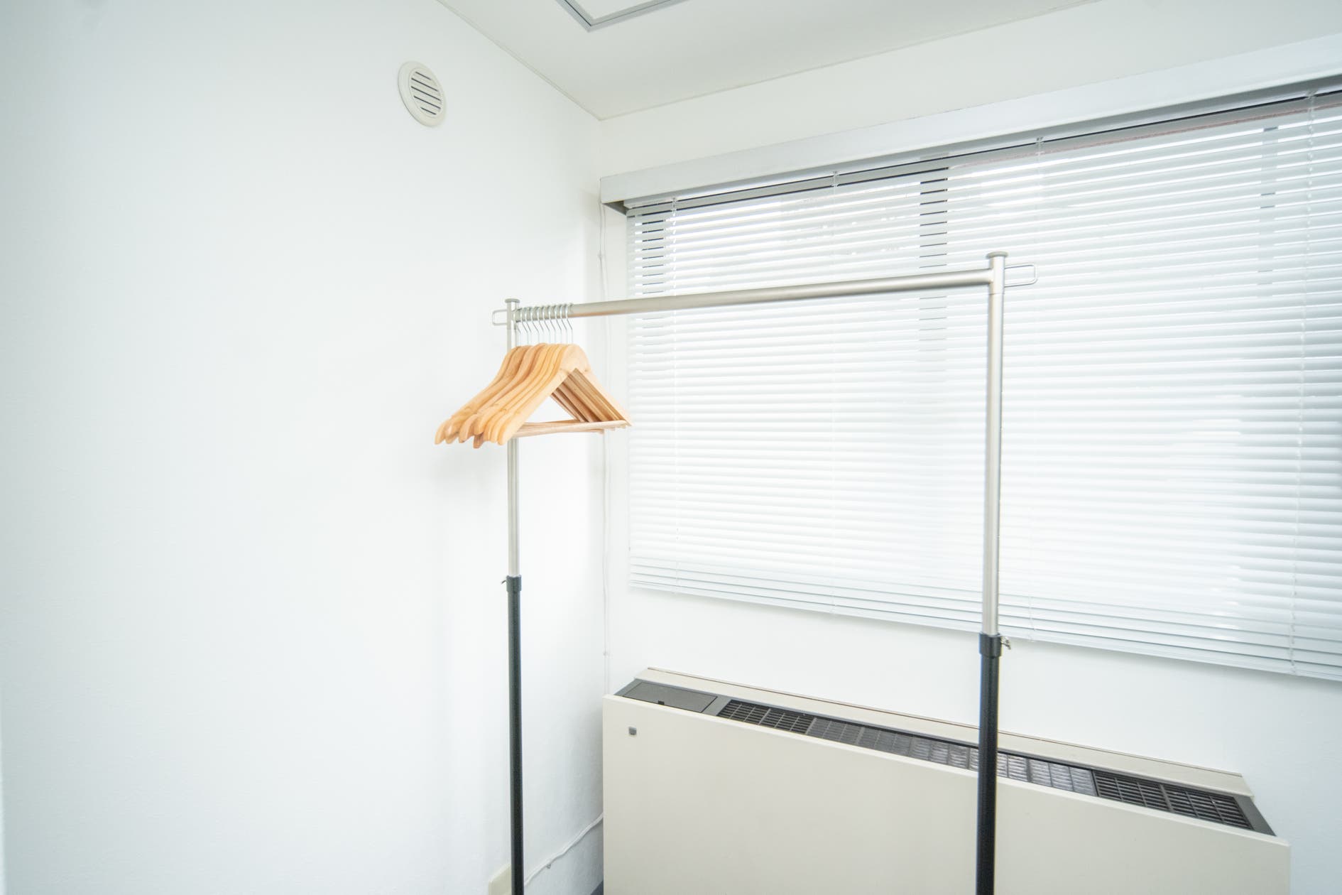 【新宿駅5分】16席、光回線高速WiFi、モニター・ホワイトボード完備☆1日1回スタッフ完全清掃の会議室の写真13