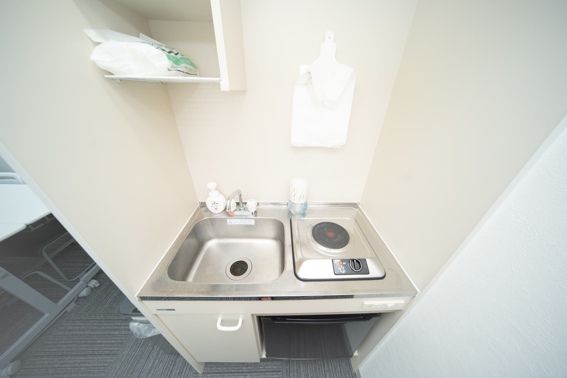 【新宿駅5分】16席、光回線高速WiFi、モニター・ホワイトボード完備☆1日1回スタッフ完全清掃の会議室の写真18