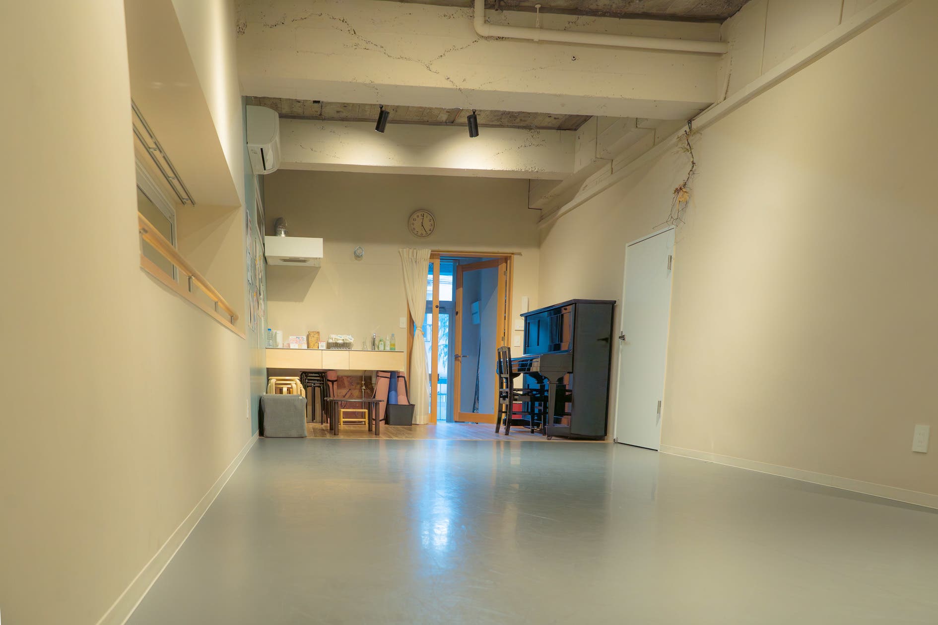 少人数利用に！自主練に！リノリウム床で集中できるダンススタジオの写真5