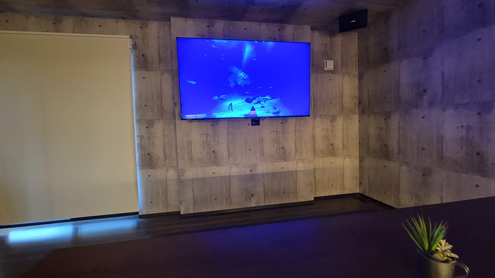 オシャレなカフェ風の広々した空間。推し会/推し活•女子会•料理教室•会議•撮影•映画鑑賞など様々な用途向けレンタルスペースです。の写真6