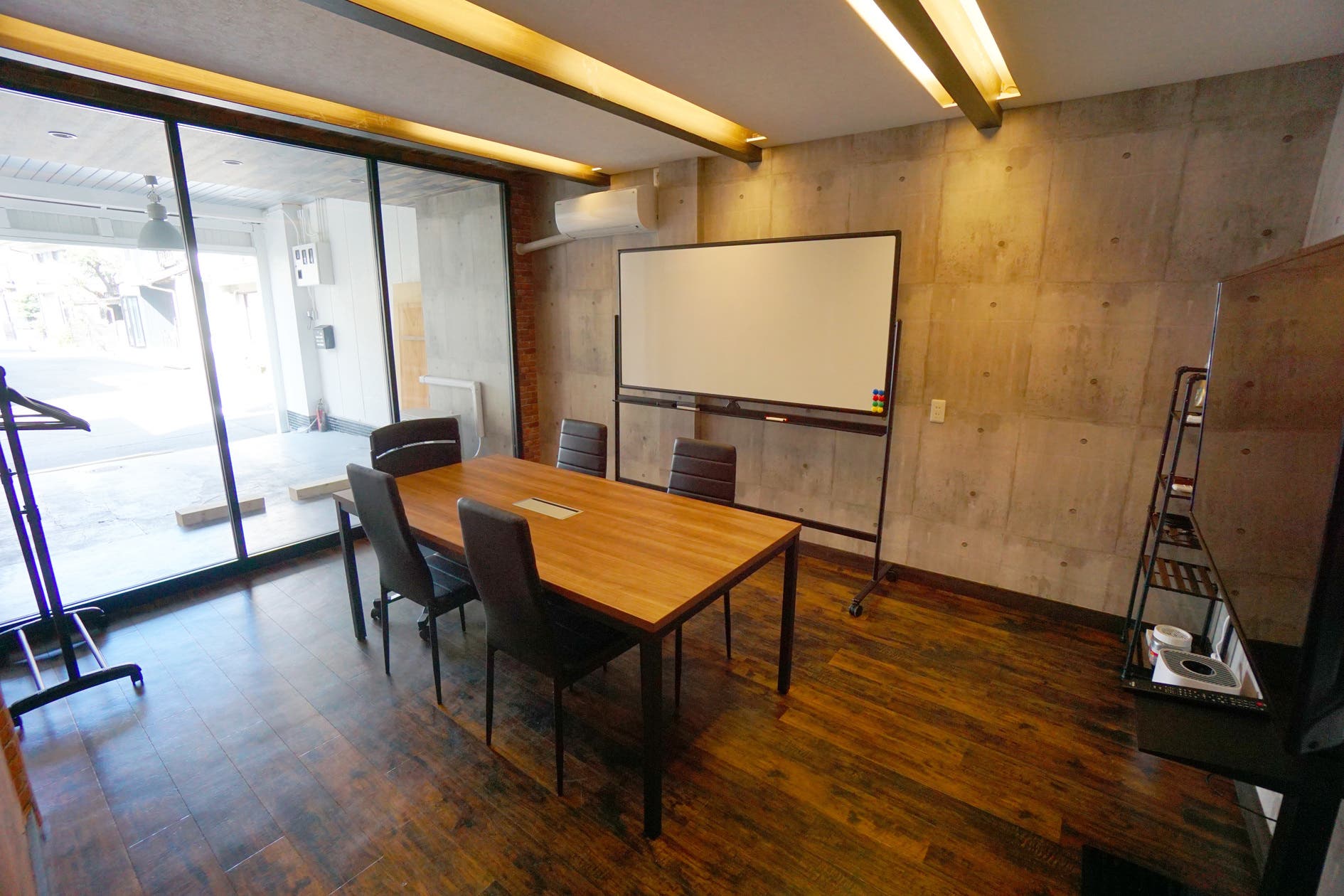 ＜The KARIROOM A＞5名収容会議室💺光回線Wi-Fi📶会議/打ち合わせ/商談/リモートワークの写真4