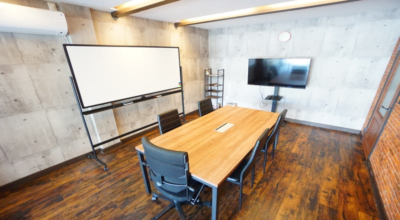 ＜The KARIROOM A＞5名収容会議室💺光回線Wi-Fi📶会議/打ち合わせ/商談/リモートワーク