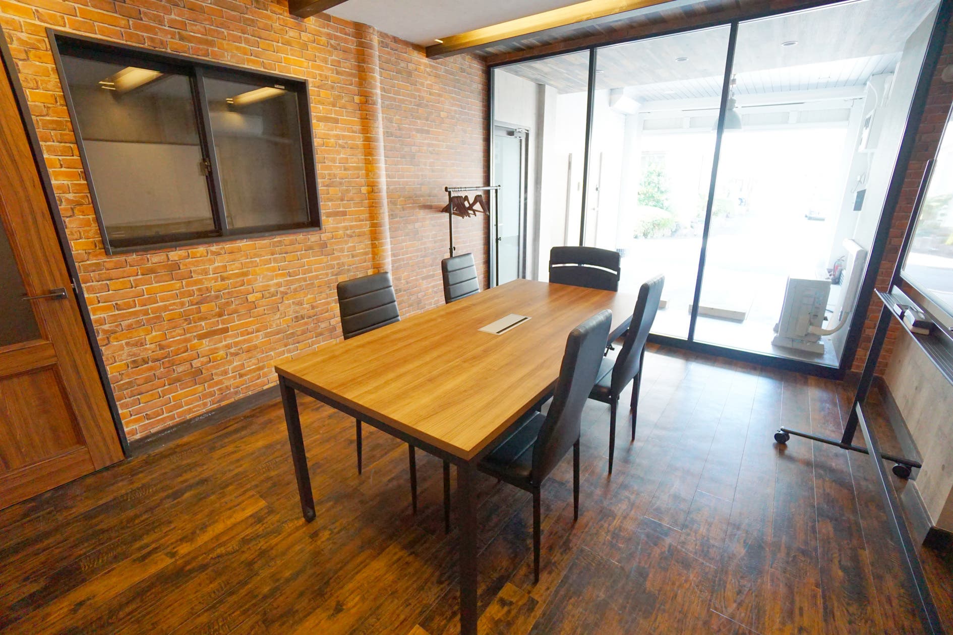 ＜The KARIROOM A＞5名収容会議室💺光回線Wi-Fi📶会議/打ち合わせ/商談/リモートワークの写真5