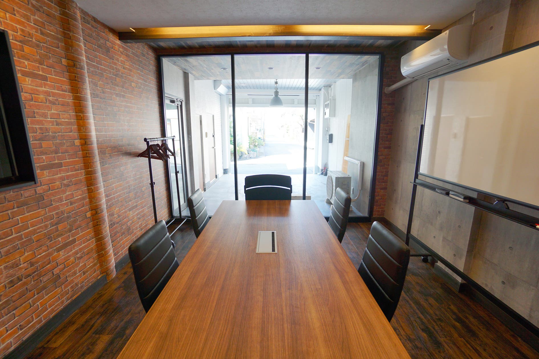 ＜The KARIROOM A＞5名収容会議室💺光回線Wi-Fi📶会議/打ち合わせ/商談/リモートワークの写真7