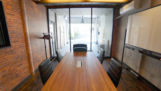 <The KARIROOM A>5名収容会議室💺光回線Wi-Fi📶会議/打ち合わせ/商談/リモートワークの写真7