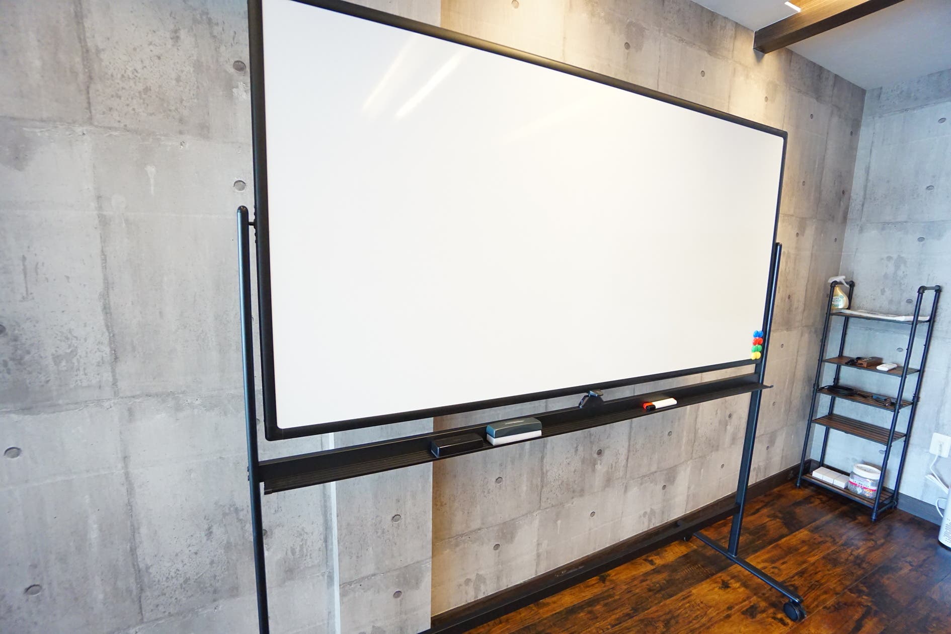 ＜The KARIROOM A＞5名収容会議室💺光回線Wi-Fi📶会議/打ち合わせ/商談/リモートワークの写真8