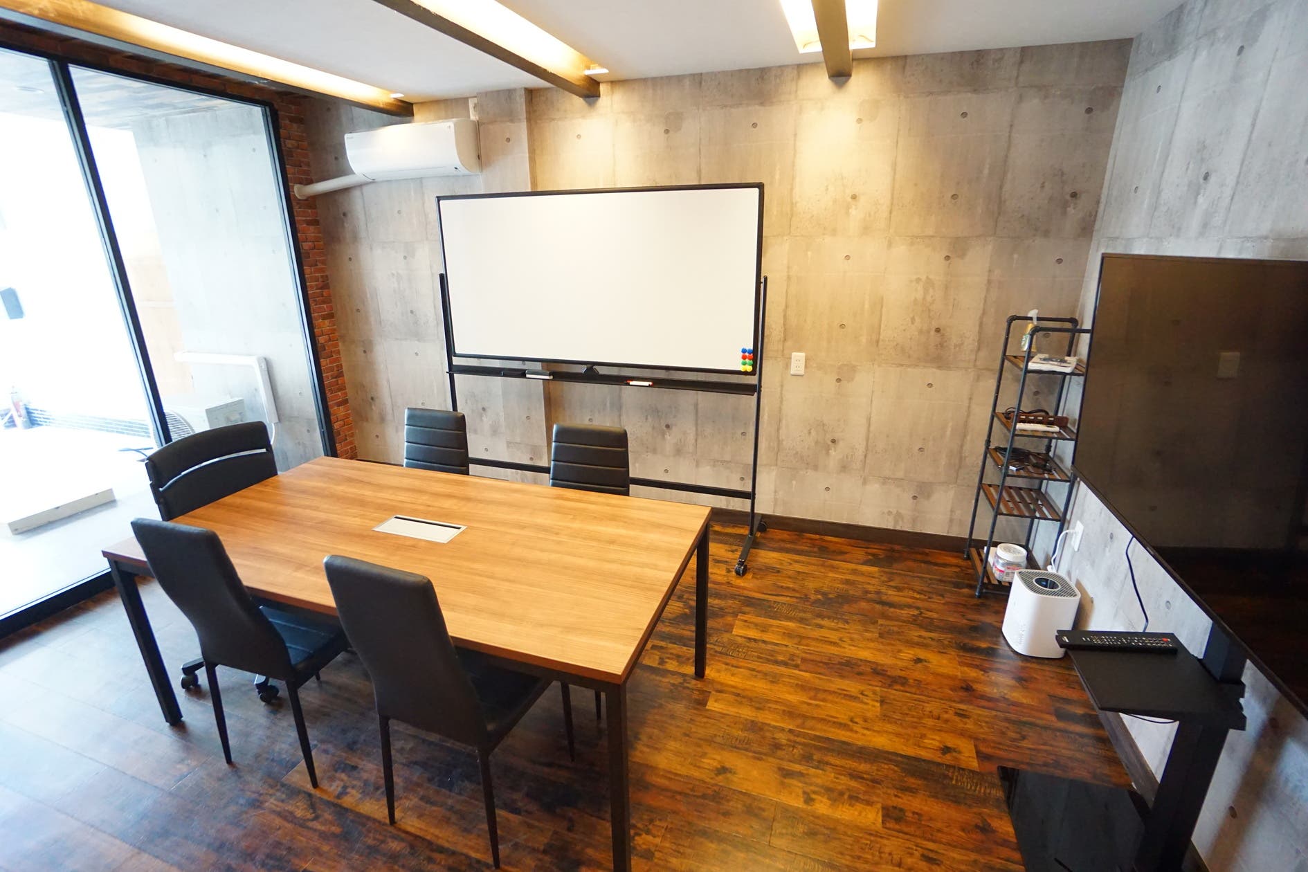 ＜The KARIROOM A＞5名収容会議室💺光回線Wi-Fi📶会議/打ち合わせ/商談/リモートワークの写真11