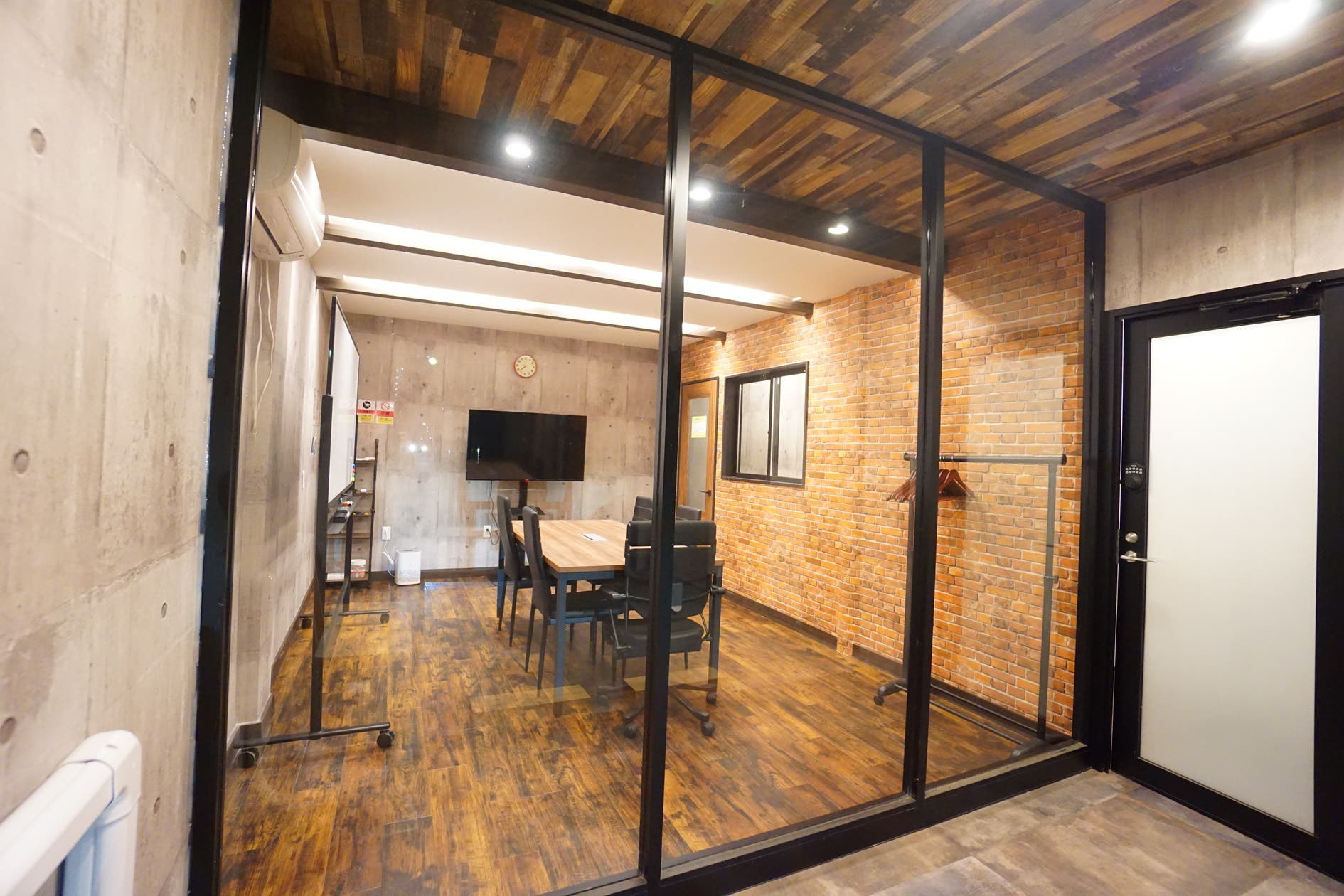 ＜The KARIROOM A＞5名収容会議室💺光回線Wi-Fi📶会議/打ち合わせ/商談/リモートワークの写真12