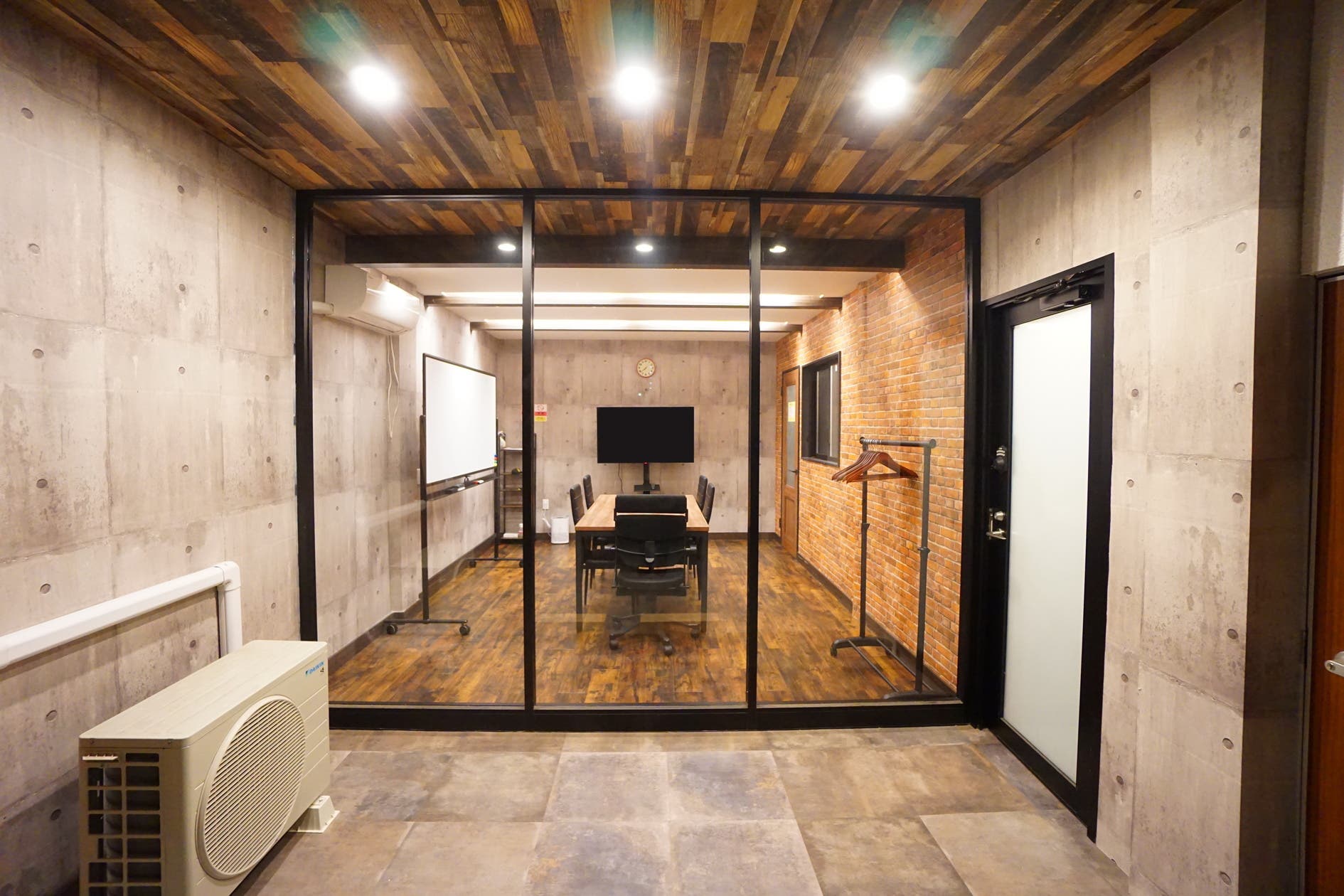 ＜The KARIROOM A＞5名収容会議室💺光回線Wi-Fi📶会議/打ち合わせ/商談/リモートワークの写真13