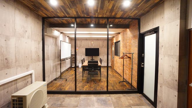 <The KARIROOM A>5名収容会議室💺光回線Wi-Fi📶会議/打ち合わせ/商談/リモートワークの写真13