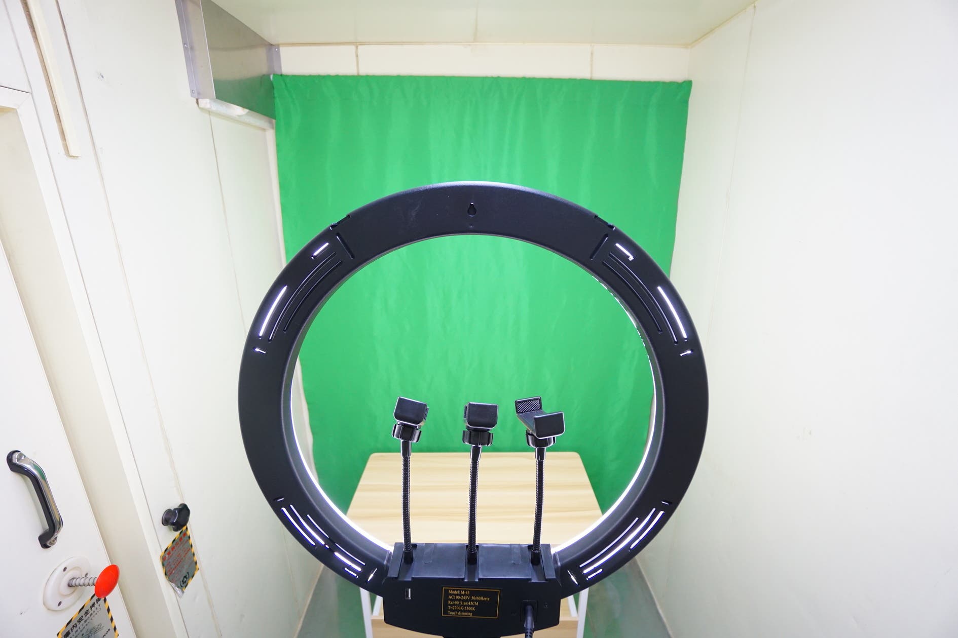 ＜The KARIROOM B＞3名収容撮影スペース📸背景布🟩リングライト💡防音🔈撮影/動画撮影/YouTubeの写真4