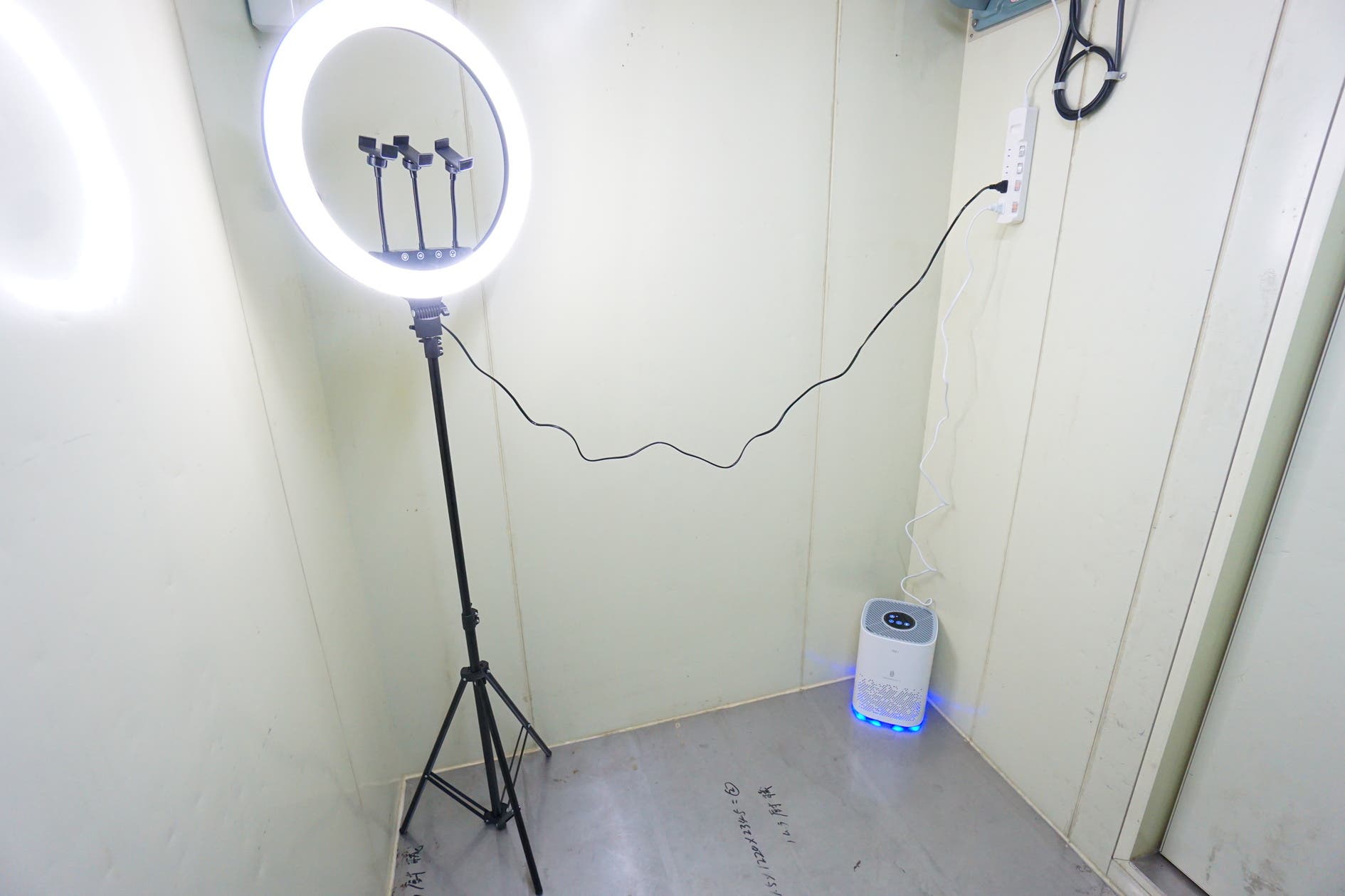 ＜The KARIROOM B＞3名収容撮影スペース📸背景布🟩リングライト💡防音🔈撮影/動画撮影/YouTubeの写真6