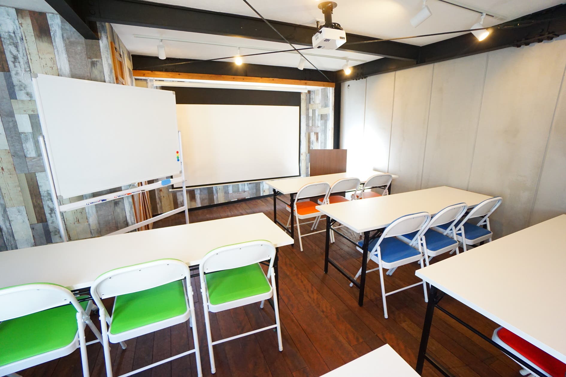 ＜The KARIROOM E＞15名収容セミナールーム💺光回線Wi-Fi📶プロジェクター🎥セミナー/説明会/講義の写真4