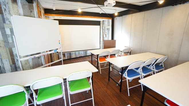 <The KARIROOM E>15名収容セミナールーム💺光回線Wi-Fi📶プロジェクター🎥セミナー/説明会/講義の写真4