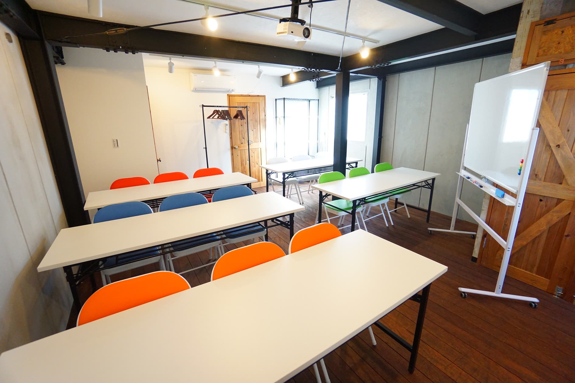 ＜The KARIROOM E＞15名収容セミナールーム💺光回線Wi-Fi📶プロジェクター🎥セミナー/説明会/講義の写真5