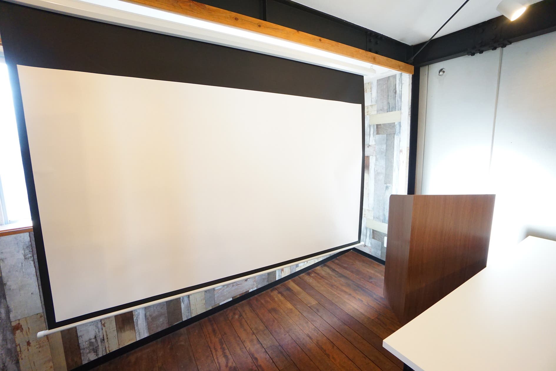 ＜The KARIROOM E＞15名収容セミナールーム💺光回線Wi-Fi📶プロジェクター🎥セミナー/説明会/講義の写真6