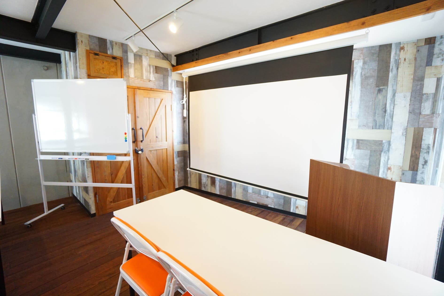 ＜The KARIROOM E＞15名収容セミナールーム💺光回線Wi-Fi📶プロジェクター🎥セミナー/説明会/講義の写真7