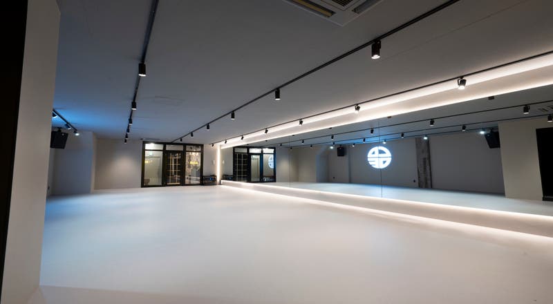韓国から取寄せの照明でダンス練習や撮影・Live配信などに最適なスタジオ