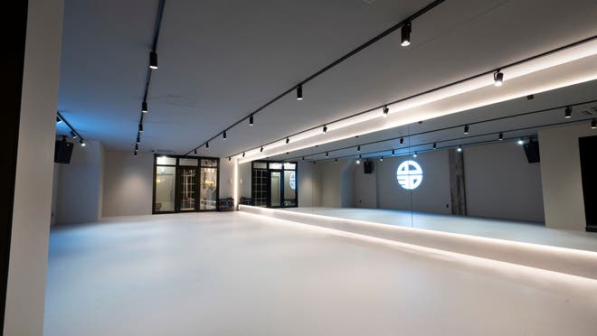 韓国から取寄せの照明でダンス練習や撮影・Live配信などに最適なスタジオの写真1
