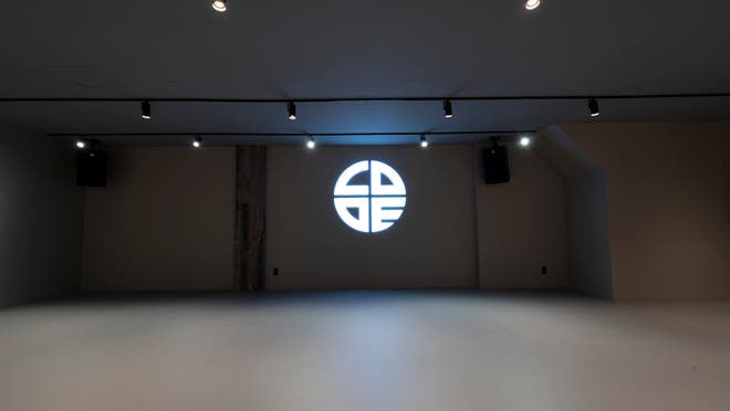 韓国から取寄せの照明でダンス練習や撮影・Live配信などに最適なスタジオの写真3