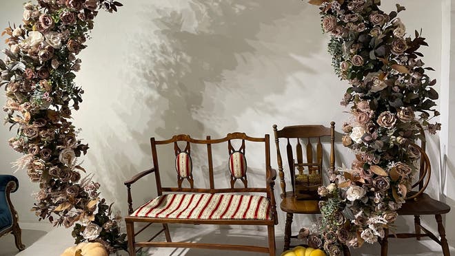 【中野新橋駅徒歩1分】HP完成記念!自然光、全10パターンの背景、アンティーク家具・アーティシャルフラワーの充実した撮影スタジオの写真1