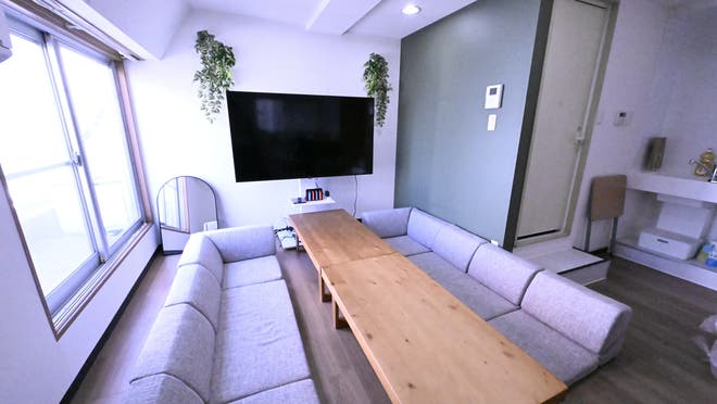 渋谷駅徒歩6分🚶♀️白×木目の大人おしゃれスぺース🌿女子会・推し活・誕生日会・映画鑑賞✨65型TV◎忘年会・クリスマス🎄の写真24