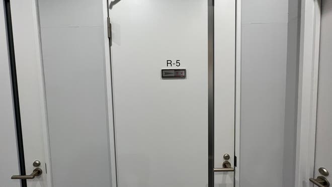 【1時間880円!】白金高輪駅から徒歩5分|モニター・フリードリンク付き完全個室型1名個室【R-5】の写真3