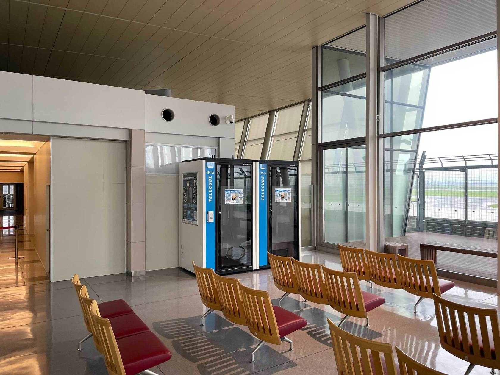 【テレキューブ】旭川空港の個室型ワークブース（191-02）です。視線と音を遮る、プライベートな集中環境。の写真1