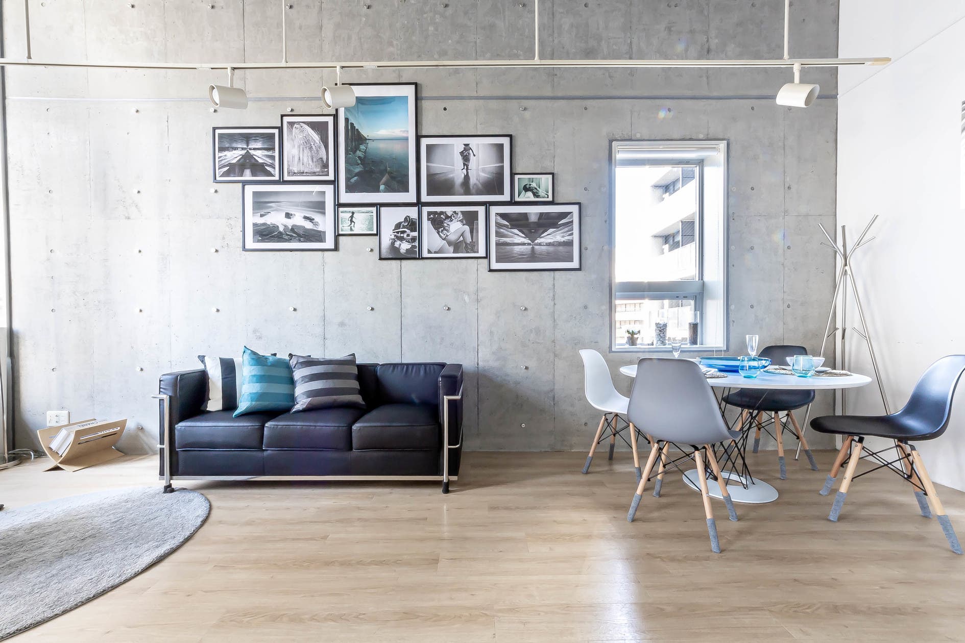 Ａ１．［天井高4M・2面採光］自然光×コンクリが生み出すデザイン空間の写真1