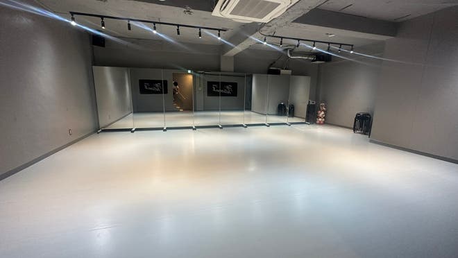 駅チカ!<広さ50㎡>ダンス/ヨガ/演劇などの練習・プライベートレッスンなどに最適のレンタルスタジオの写真1