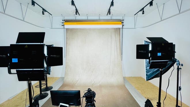 川口駅西口のセルフ写真スタジオ!カメラ等の撮影機材や小道具を各種取り揃えています!の写真14