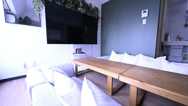 渋谷駅徒歩6分🚶♀️白×木目の大人おしゃれスぺース🌿女子会・推し活・誕生日会・映画鑑賞✨65型TV◎忘年会・クリスマス🎄の写真22