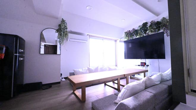 渋谷駅徒歩6分🚶♀️白×木目の大人おしゃれスぺース🌿女子会・推し活・誕生日会・映画鑑賞✨65型TV◎忘年会・クリスマス🎄の写真25