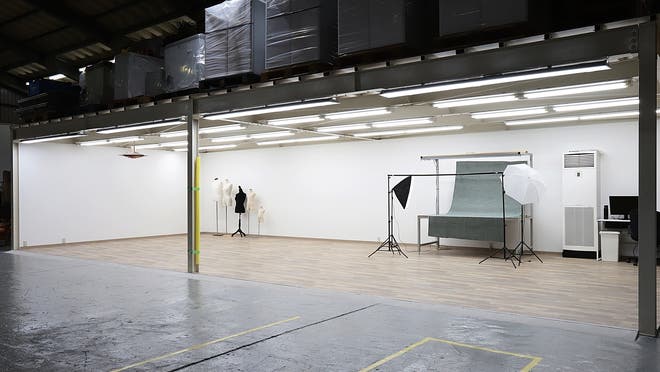 大型倉庫内の撮影スタジオの写真3