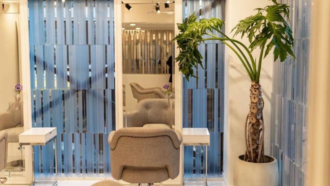 表参道駅徒歩6分/白を基調としたモダンな内装/エステルーム完備/カット5席、シャンプー2席の写真2