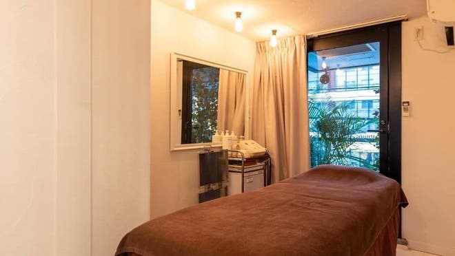 表参道駅徒歩6分/白を基調としたモダンな内装/エステルーム完備/カット5席、シャンプー2席の写真3