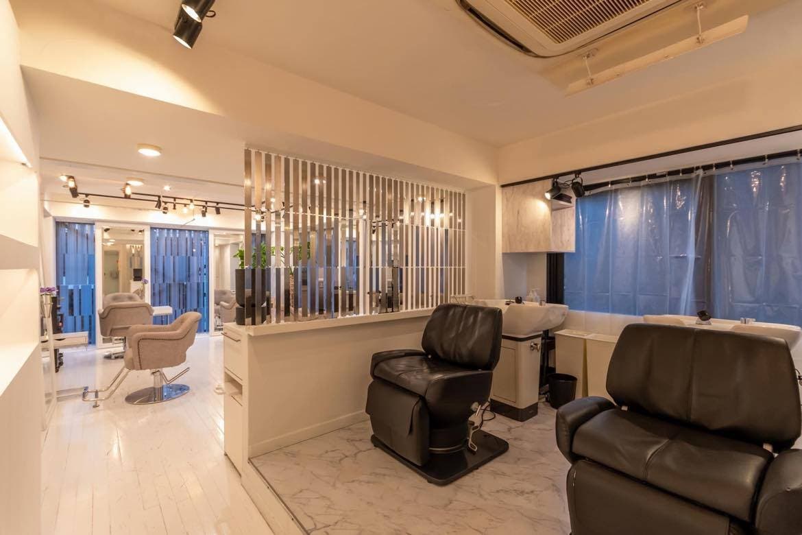 表参道駅徒歩6分/白を基調としたモダンな内装/エステルーム完備/カット5席、シャンプー2席の写真4