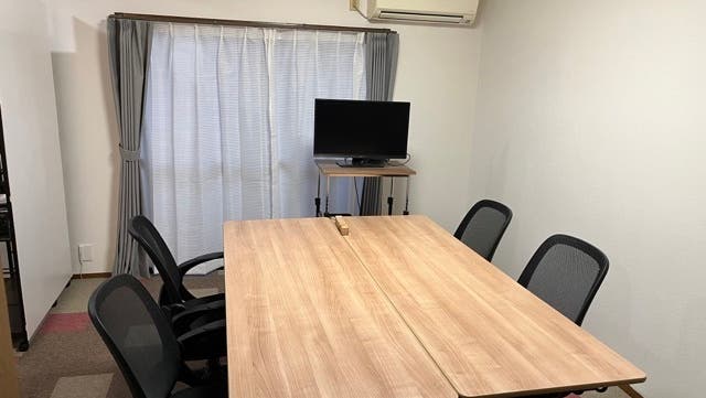 【ひまわりルーム】JR谷山駅から徒歩4分! 少人数の教室・ミーティングや作業利用に最適。の写真1