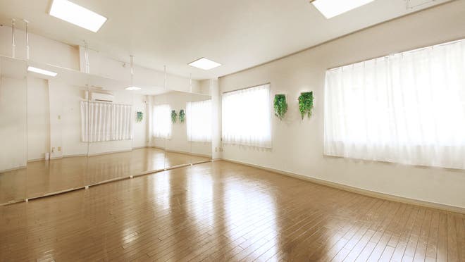 【鶯谷駅1分半】広々した空間/陽の光あふれる最上階/ダンスやヨガに最適なスタジオ/大型鏡2面計約7m/ピラティス・演劇などの写真1