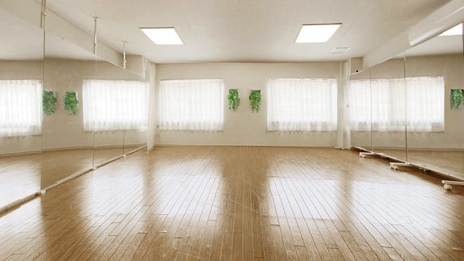 【鶯谷駅1分半】広々した空間/陽の光あふれる最上階/ダンスやヨガに最適なスタジオ/大型鏡2面計約7m/ピラティス・演劇などの写真2